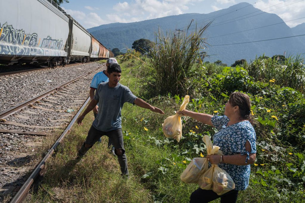 Las Patronas: Along the tracks of hope - Global Peace Photo Award